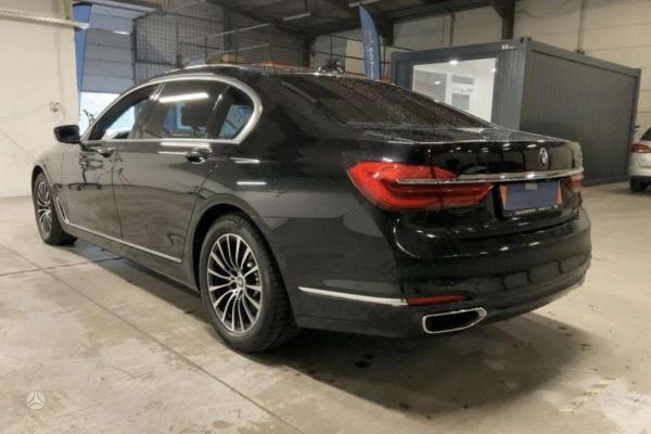 Black BMW 730 2017 in Vilnius, with an engine capacity of 2.99 L and mileage of 198 thousand km for 35500 €, photo 3 on AUTOMOTO.COM.LV