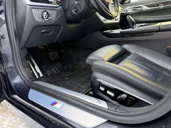 Black BMW 730 2017 in Vilnius, with an engine capacity of 2.99 L and mileage of 190 thousand km for 29500 €, photo 10 on AUTOMOTO.COM.LV