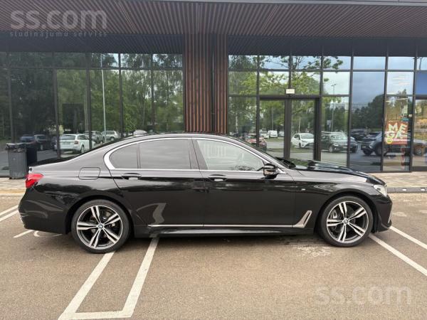 Black BMW 730 2017 in Riga, with an engine capacity of 3.00 L and mileage of 214 thousand km for 26500 €, photo 4 on AUTOMOTO.COM.LV