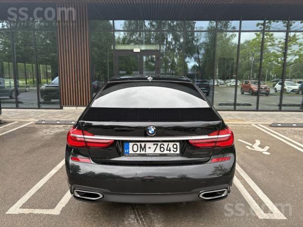 Black BMW 730 2017 in Riga, with an engine capacity of 3.00 L and mileage of 214 thousand km for 26500 €, photo 6 on AUTOMOTO.COM.LV