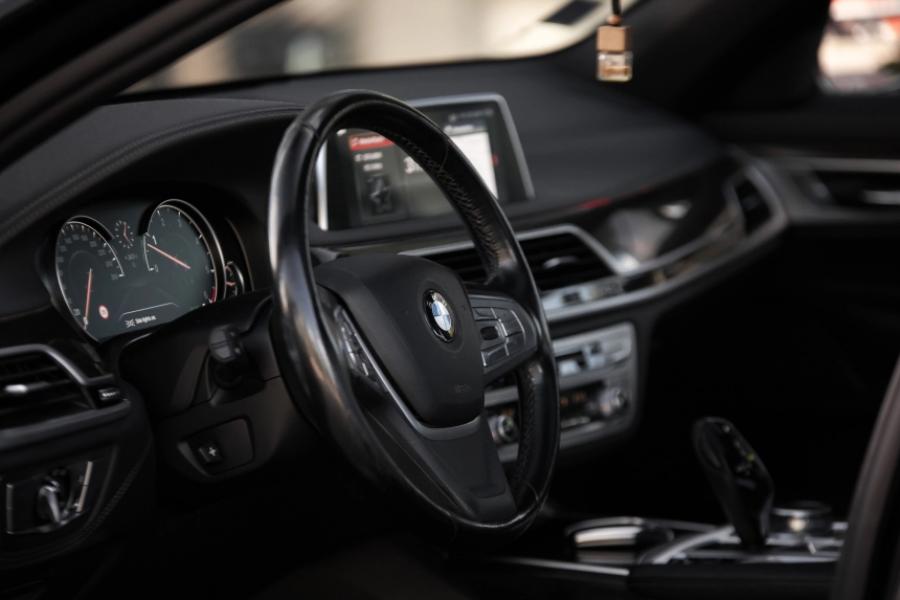 Melns BMW 730 2017 Rīga, ar dzinēja tilpumu 3.00 L un nobraukumu 251 tūkst. km par 23500 €, foto 24 vietnē AUTOMOTO.COM.LV