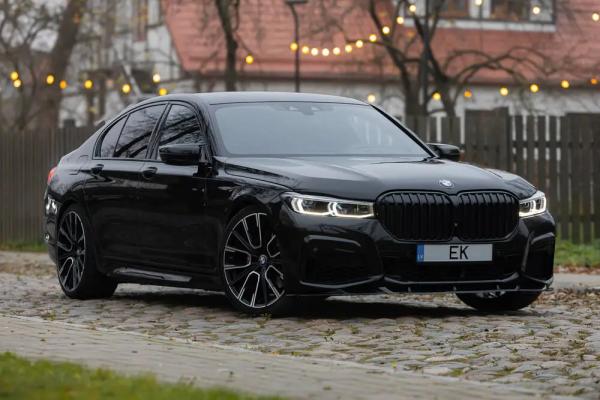 Black BMW 730 2017 in Jelgava, with an engine capacity of 3.00 L and mileage of 152 thousand km for 31900 €, photo 1 on AUTOMOTO.COM.LV