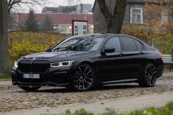 Black BMW 730 2017 in Jelgava, with an engine capacity of 3.00 L and mileage of 152 thousand km for 31900 €, photo 3 on AUTOMOTO.COM.LV