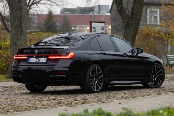 Black BMW 730 2017 in Jelgava, with an engine capacity of 3.00 L and mileage of 152 thousand km for 31900 €, photo 4 on AUTOMOTO.COM.LV