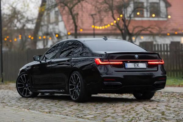 Black BMW 730 2017 in Jelgava, with an engine capacity of 3.00 L and mileage of 152 thousand km for 31900 €, photo 6 on AUTOMOTO.COM.LV