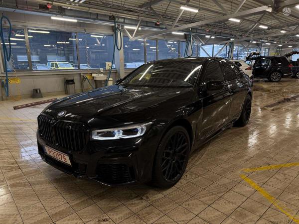 Black BMW 730 2018 in Vilnius, with an engine capacity of 2.99 L and mileage of 176 thousand km for 29999 €, photo 2 on AUTOMOTO.COM.LV