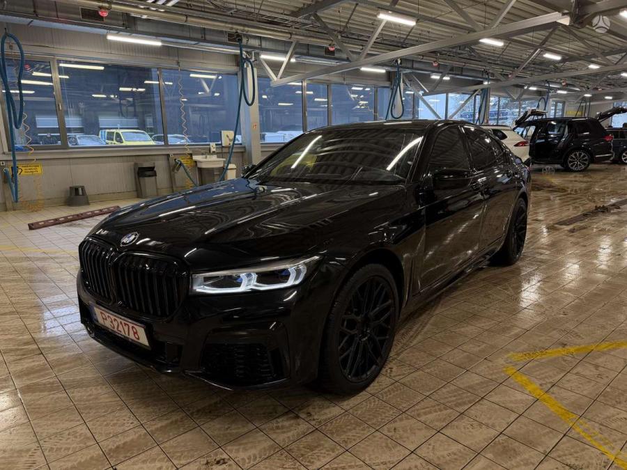 Black BMW 730 2018 in Vilnius, with an engine capacity of 2.99 L and mileage of 176 thousand km for 29999 €, photo 2 on AUTOMOTO.COM.LV