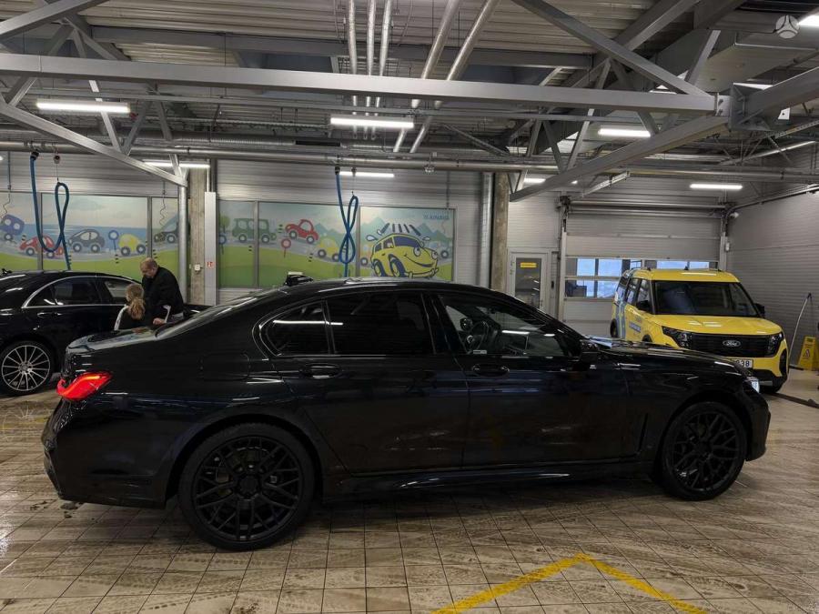 Black BMW 730 2018 in Vilnius, with an engine capacity of 2.99 L and mileage of 176 thousand km for 29999 €, photo 4 on AUTOMOTO.COM.LV