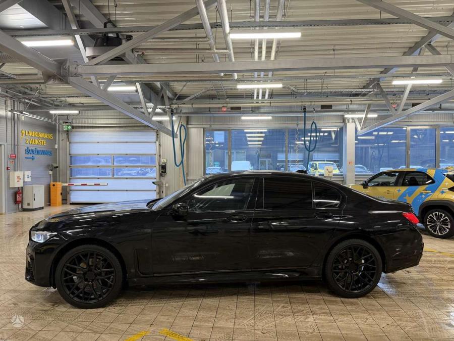 Black BMW 730 2018 in Vilnius, with an engine capacity of 2.99 L and mileage of 176 thousand km for 29999 €, photo 5 on AUTOMOTO.COM.LV