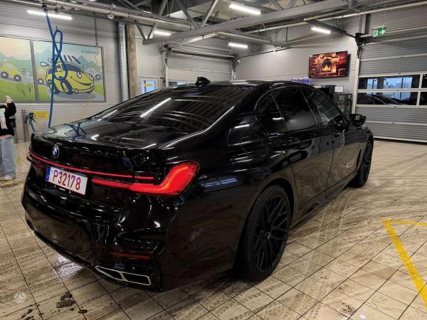 Black BMW 730 2018 in Vilnius, with an engine capacity of 2.99 L and mileage of 176 thousand km for 29999 €, photo 6 on AUTOMOTO.COM.LV