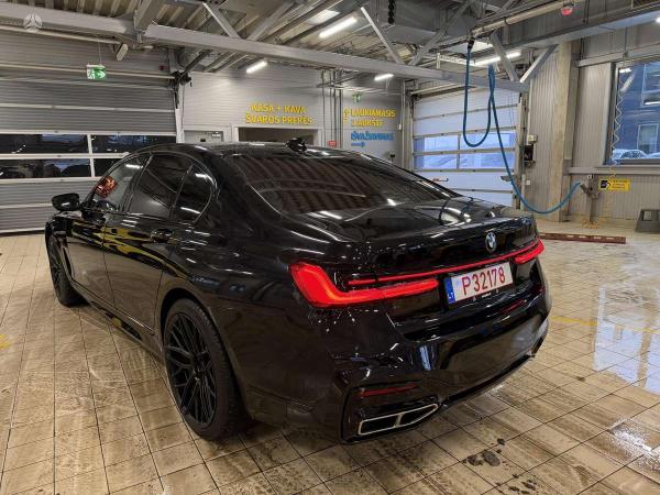 Black BMW 730 2018 in Vilnius, with an engine capacity of 2.99 L and mileage of 176 thousand km for 29999 €, photo 7 on AUTOMOTO.COM.LV