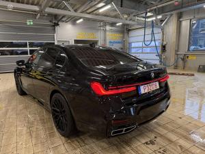 Black BMW 730 2018 in Vilnius, with an engine capacity of 2.99 L and mileage of 176 thousand km for 29999 €, photo 7 on AUTOMOTO.COM.LV