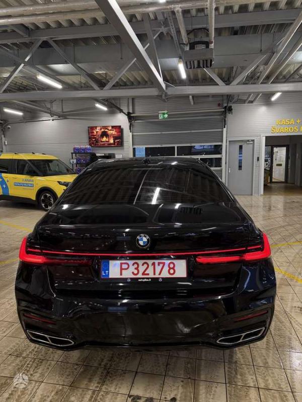 Black BMW 730 2018 in Vilnius, with an engine capacity of 2.99 L and mileage of 176 thousand km for 29999 €, photo 8 on AUTOMOTO.COM.LV