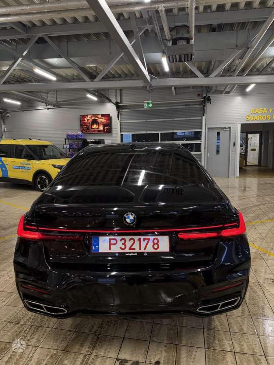Black BMW 730 2018 in Vilnius, with an engine capacity of 2.99 L and mileage of 176 thousand km for 29999 €, photo 8 on AUTOMOTO.COM.LV