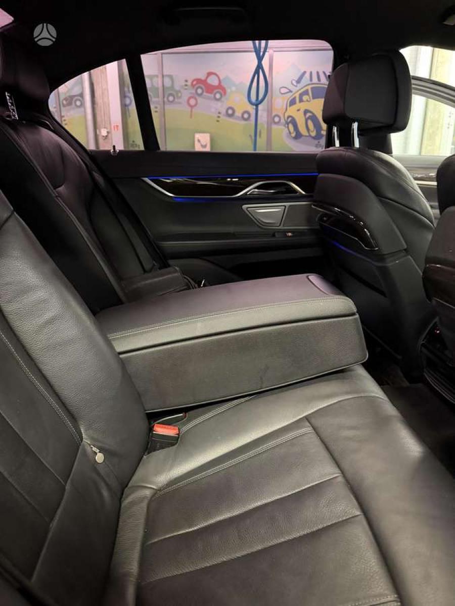 Black BMW 730 2018 in Vilnius, with an engine capacity of 2.99 L and mileage of 176 thousand km for 29999 €, photo 10 on AUTOMOTO.COM.LV