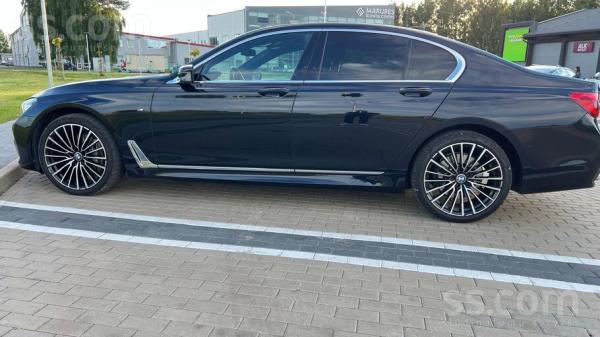 Black BMW 730 2018 in Riga, with an engine capacity of 3.00 L and mileage of 159 thousand km for 27500 €, photo 2 on AUTOMOTO.COM.LV