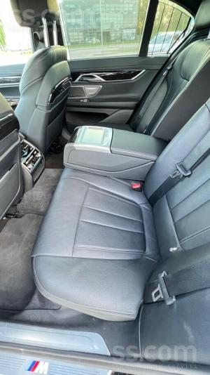 Black BMW 730 2018 in Riga, with an engine capacity of 3.00 L and mileage of 159 thousand km for 27500 €, photo 10 on AUTOMOTO.COM.LV