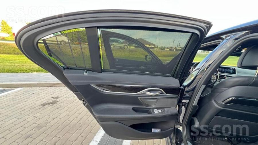Black BMW 730 2018 in Riga, with an engine capacity of 3.00 L and mileage of 159 thousand km for 27500 €, photo 12 on AUTOMOTO.COM.LV