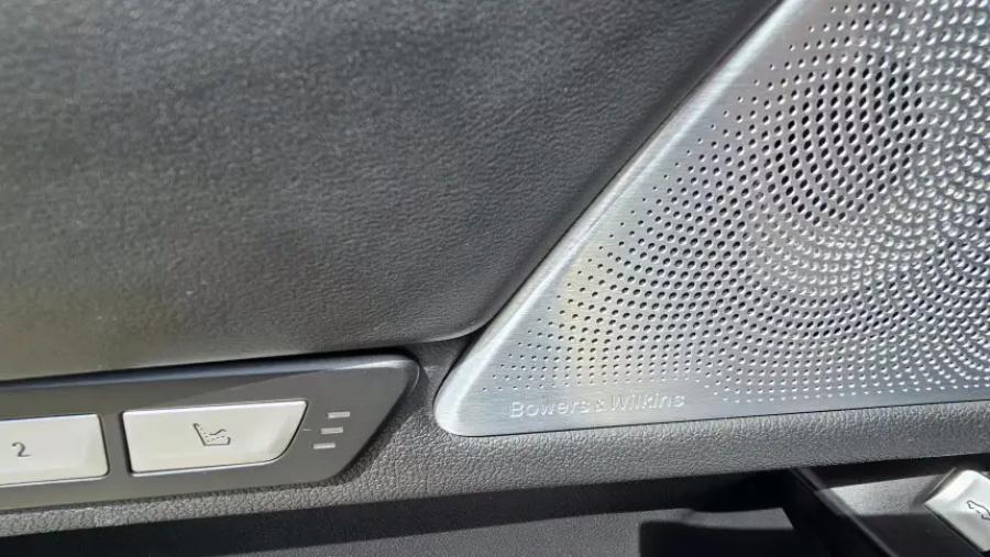 Black BMW 730 2018 in Riga, with an engine capacity of 3.00 L and mileage of 98 thousand km for 39900 €, photo 15 on AUTOMOTO.COM.LV