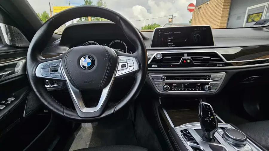 Black BMW 730 2018 in Riga, with an engine capacity of 3.00 L and mileage of 98 thousand km for 39900 €, photo 16 on AUTOMOTO.COM.LV