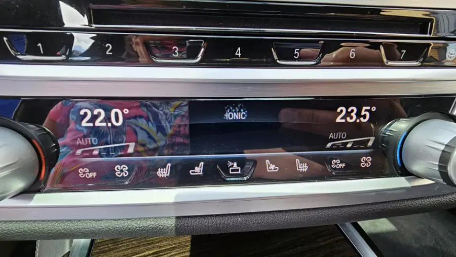 Black BMW 730 2018 in Riga, with an engine capacity of 3.00 L and mileage of 98 thousand km for 39900 €, photo 19 on AUTOMOTO.COM.LV