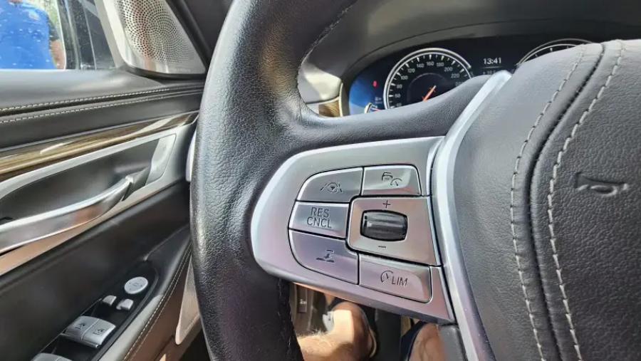 Black BMW 730 2018 in Riga, with an engine capacity of 3.00 L and mileage of 98 thousand km for 39900 €, photo 23 on AUTOMOTO.COM.LV