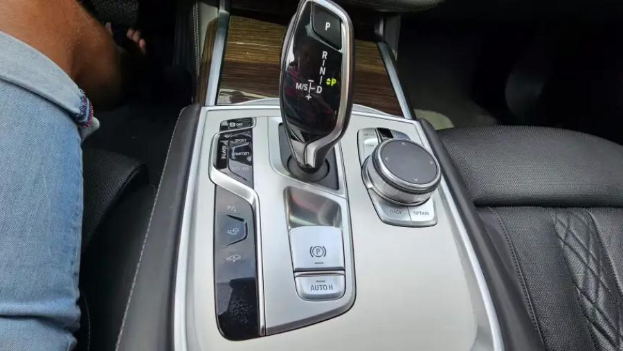 Black BMW 730 2018 in Riga, with an engine capacity of 3.00 L and mileage of 98 thousand km for 39900 €, photo 27 on AUTOMOTO.COM.LV