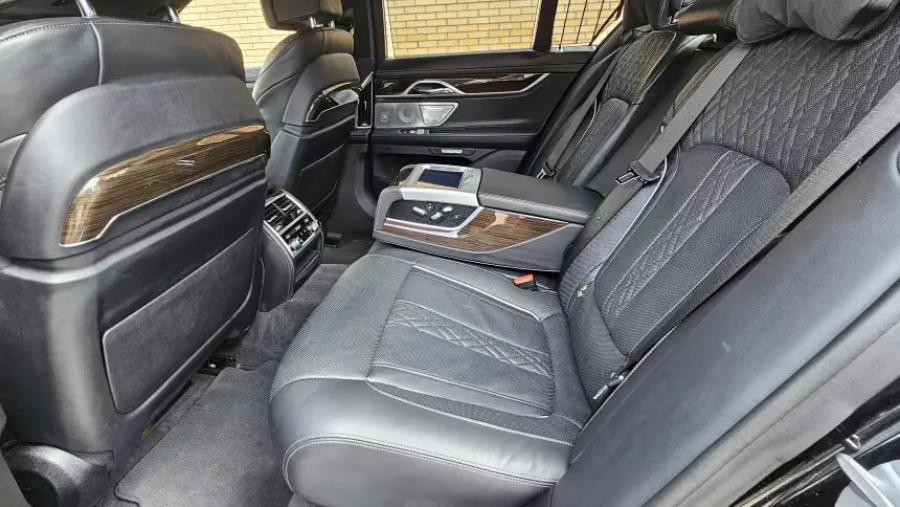 Black BMW 730 2018 in Riga, with an engine capacity of 3.00 L and mileage of 98 thousand km for 39900 €, photo 34 on AUTOMOTO.COM.LV