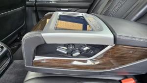 Black BMW 730 2018 in Riga, with an engine capacity of 3.00 L and mileage of 98 thousand km for 39900 €, photo 35 on AUTOMOTO.COM.LV