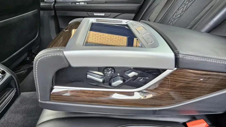 Black BMW 730 2018 in Riga, with an engine capacity of 3.00 L and mileage of 98 thousand km for 39900 €, photo 35 on AUTOMOTO.COM.LV