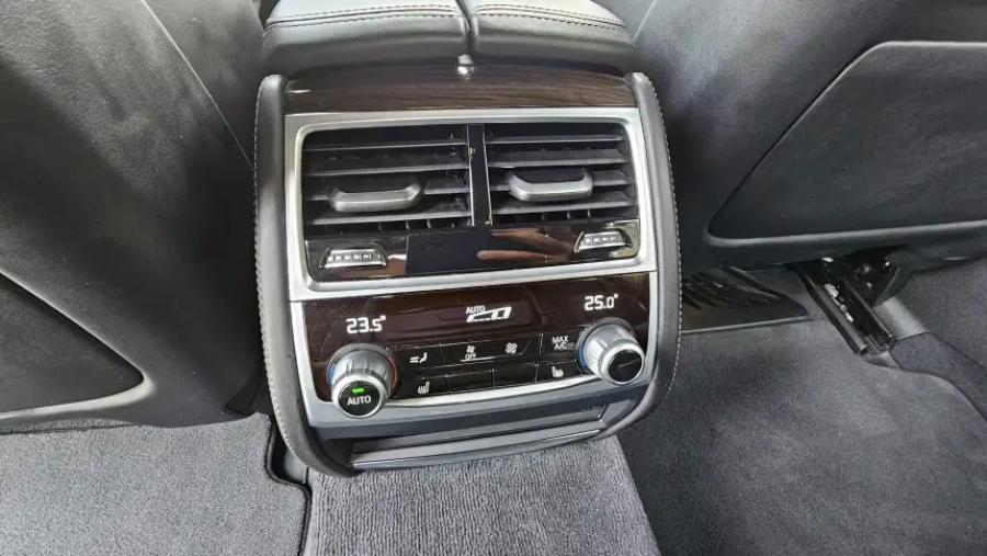 Black BMW 730 2018 in Riga, with an engine capacity of 3.00 L and mileage of 98 thousand km for 39900 €, photo 38 on AUTOMOTO.COM.LV