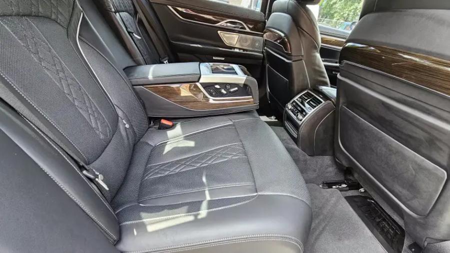 Black BMW 730 2018 in Riga, with an engine capacity of 3.00 L and mileage of 98 thousand km for 39900 €, photo 41 on AUTOMOTO.COM.LV