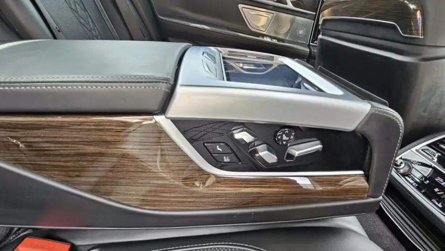 Black BMW 730 2018 in Riga, with an engine capacity of 3.00 L and mileage of 98 thousand km for 39900 €, photo 42 on AUTOMOTO.COM.LV