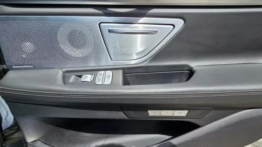 Black BMW 730 2018 in Riga, with an engine capacity of 3.00 L and mileage of 98 thousand km for 39900 €, photo 43 on AUTOMOTO.COM.LV