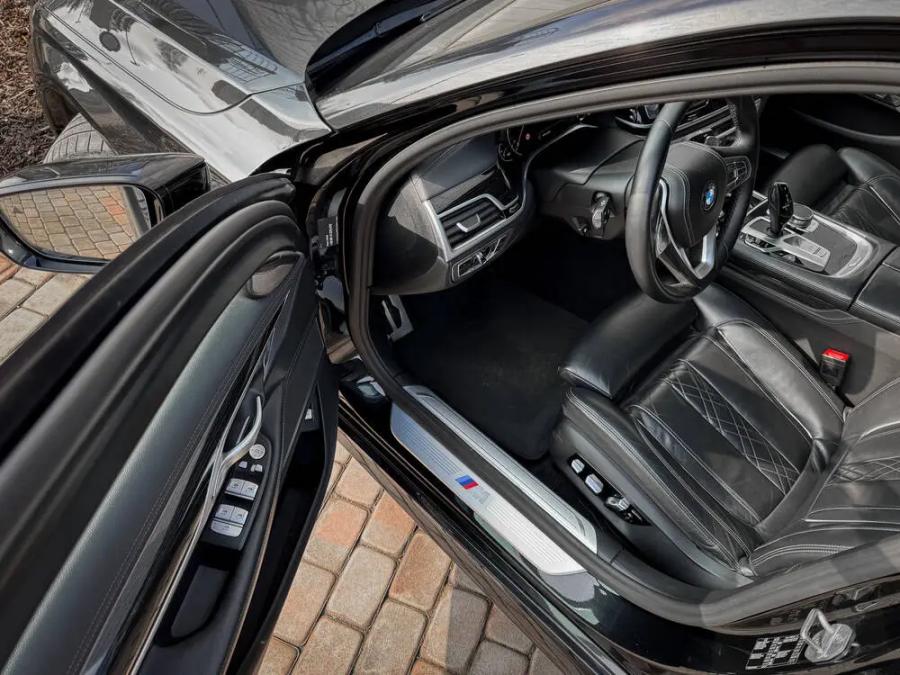 Black BMW 730 2018 in Riga, with an engine capacity of 3.00 L and mileage of 186 thousand km for 30800 €, photo 12 on AUTOMOTO.COM.LV