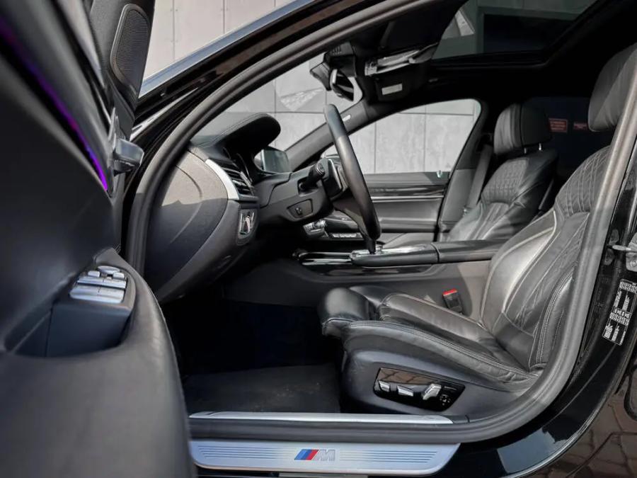 Black BMW 730 2018 in Riga, with an engine capacity of 3.00 L and mileage of 186 thousand km for 30800 €, photo 18 on AUTOMOTO.COM.LV