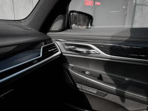 Black BMW 730 2018 in Riga, with an engine capacity of 3.00 L and mileage of 186 thousand km for 30800 €, photo 19 on AUTOMOTO.COM.LV