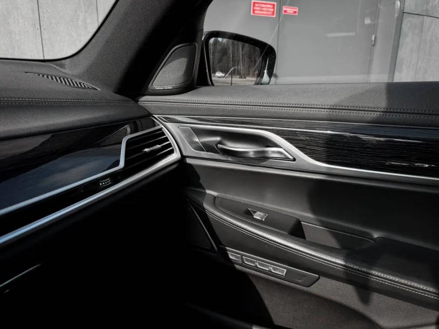 Black BMW 730 2018 in Riga, with an engine capacity of 3.00 L and mileage of 186 thousand km for 30800 €, photo 19 on AUTOMOTO.COM.LV