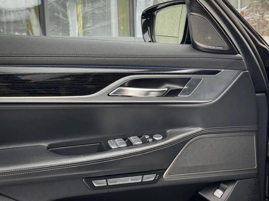 Black BMW 730 2018 in Riga, with an engine capacity of 3.00 L and mileage of 186 thousand km for 30800 €, photo 22 on AUTOMOTO.COM.LV