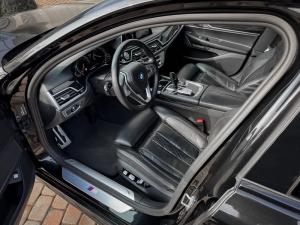 Black BMW 730 2018 in Riga, with an engine capacity of 3.00 L and mileage of 186 thousand km for 30800 €, photo 34 on AUTOMOTO.COM.LV