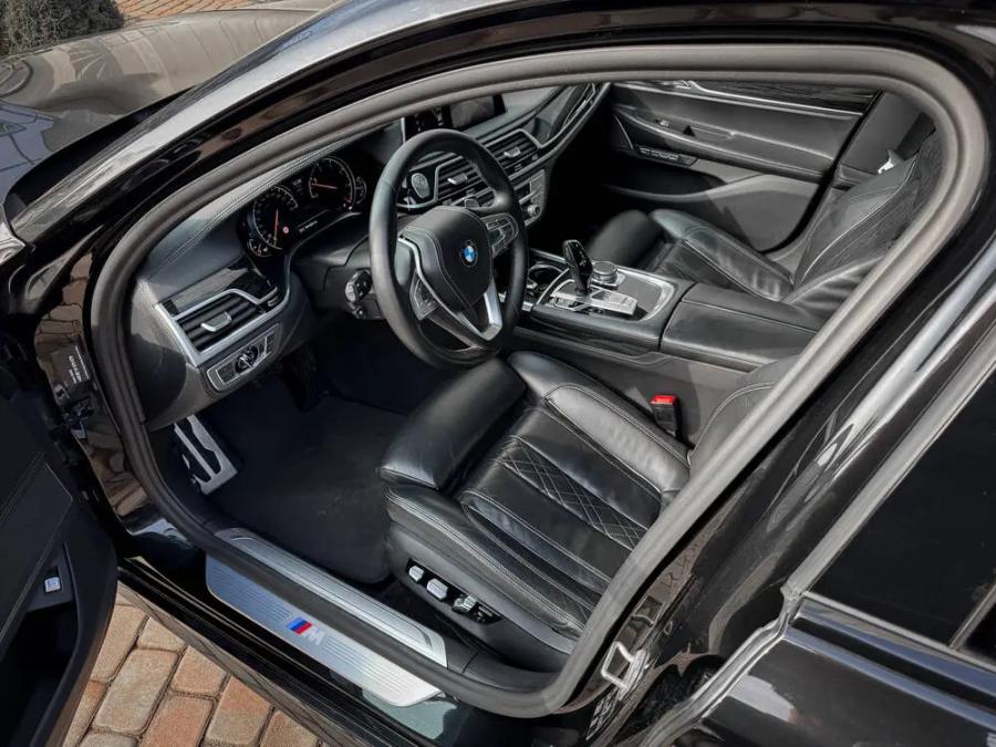Black BMW 730 2018 in Riga, with an engine capacity of 3.00 L and mileage of 186 thousand km for 30800 €, photo 34 on AUTOMOTO.COM.LV