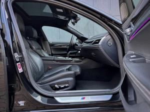 Black BMW 730 2018 in Riga, with an engine capacity of 3.00 L and mileage of 186 thousand km for 30800 €, photo 40 on AUTOMOTO.COM.LV