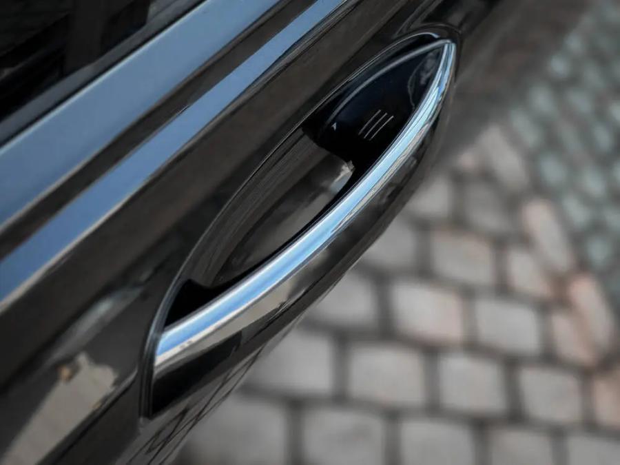 Black BMW 730 2018 in Riga, with an engine capacity of 3.00 L and mileage of 186 thousand km for 30800 €, photo 42 on AUTOMOTO.COM.LV