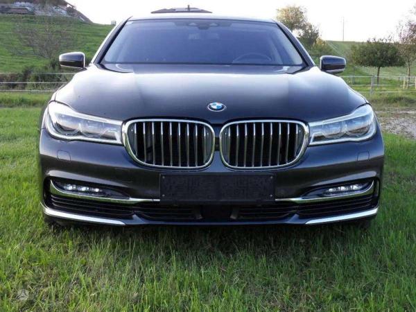 Black BMW 730 2019 in Siauliai, with an engine capacity of 2.99 L and mileage of 198 thousand km for 32999 €, photo 2 on AUTOMOTO.COM.LV