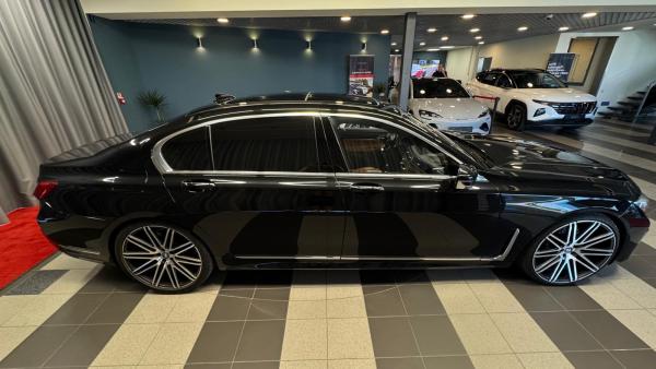 Melns BMW 730 2019 Rīga, ar dzinēja tilpumu 3.00 L un nobraukumu 172 tūkst. km par 62990 €, foto 6 vietnē AUTOMOTO.COM.LV