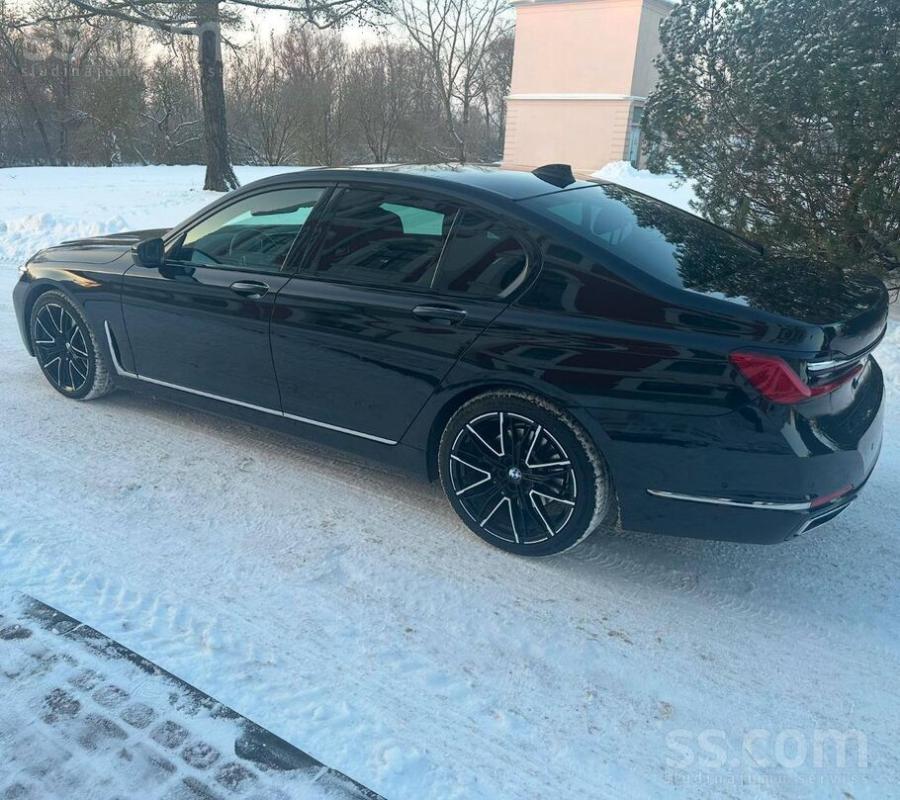 Black BMW 730 2020 in Jelgava, with an engine capacity of 3.00 L and mileage of 107 thousand km for 47000 €, photo 8 on AUTOMOTO.COM.LV