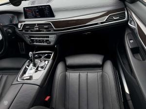 Black BMW 730 2020 in Vilnius, with an engine capacity of 3.00 L and mileage of 88 thousand km for 37900 €, photo 12 on AUTOMOTO.COM.LV
