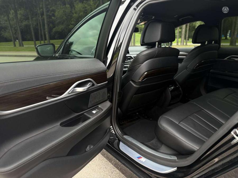 Black BMW 730 2020 in Vilnius, with an engine capacity of 3.00 L and mileage of 88 thousand km for 37900 €, photo 16 on AUTOMOTO.COM.LV