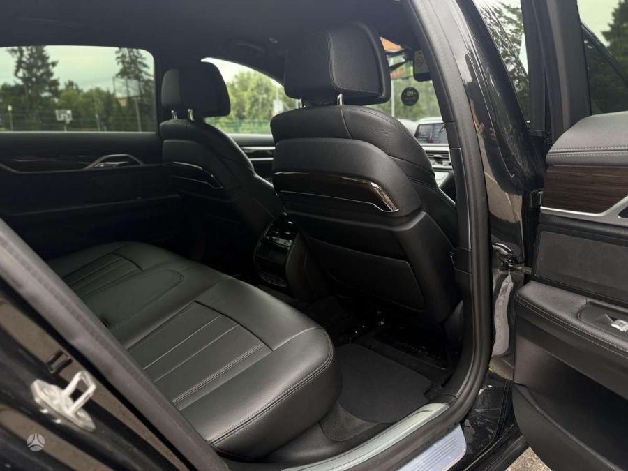 Black BMW 730 2020 in Vilnius, with an engine capacity of 3.00 L and mileage of 88 thousand km for 37900 €, photo 17 on AUTOMOTO.COM.LV