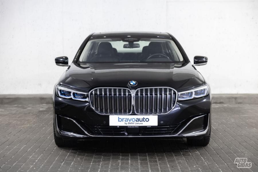 Black BMW 730 2021 in Vilnius, with an engine capacity of 3.00 L and mileage of 108 thousand km for 45881 €, photo 2 on AUTOMOTO.COM.LV